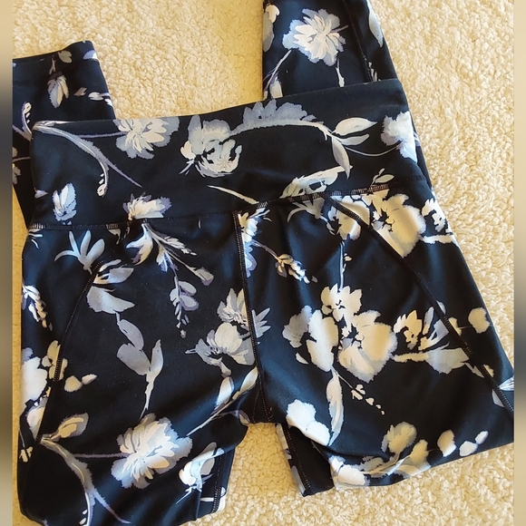 Athleta | Pants & Jumpsuits | New Athleta Navy Floral Print Leggings ...